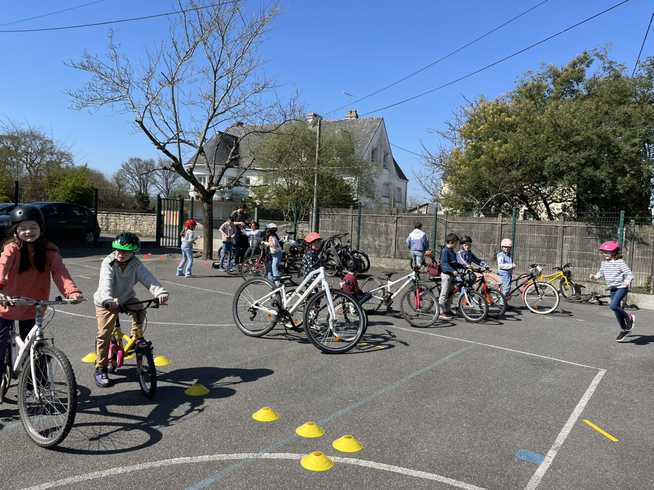Les CE2 reçoivent leur diplôme du Savoir Rouler à Vélo ! – Ecole Sainte ...